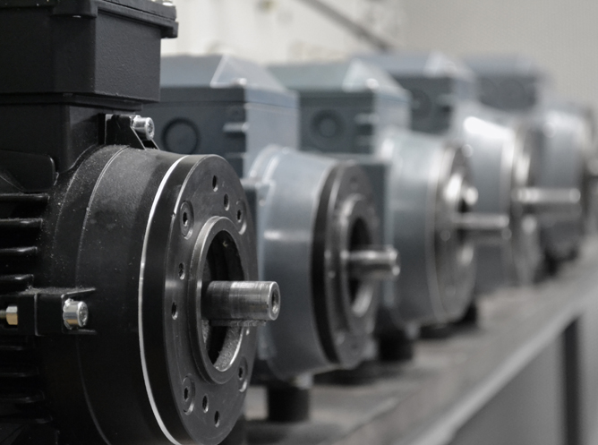 Motoren - AC-Motoren zur sofortigen Lieferung.